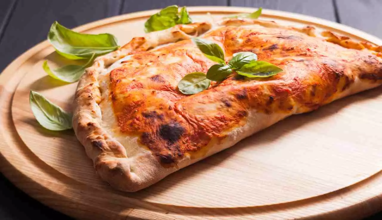 Gefüllte Pizza mit weißem Parmesan gebacken