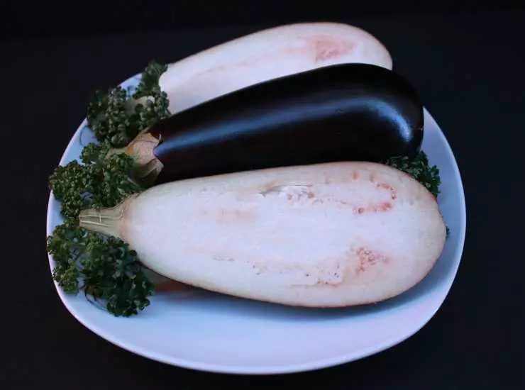 ການກະກຽມສູດ eggplant ແລະຫມາກເລັ່ນແຫ້ງ 16614_2