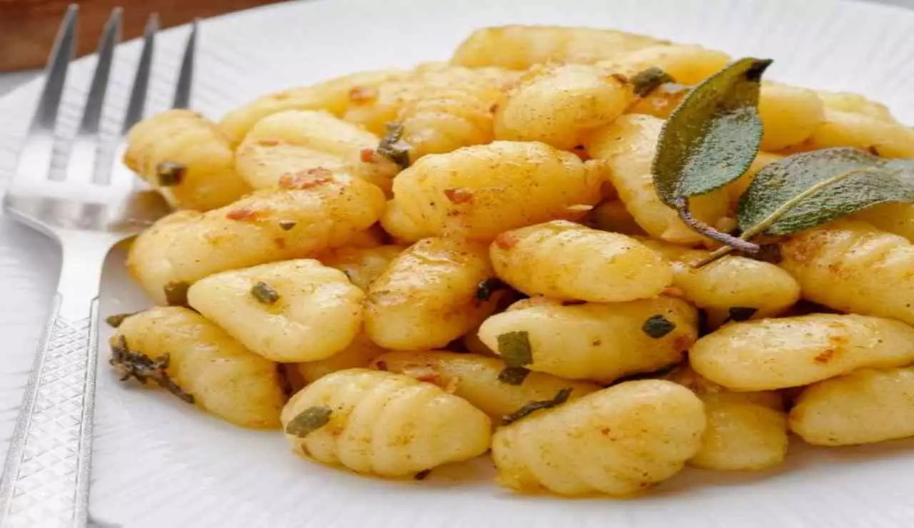 Gnocchi pẹlu sage bota ati ge ẹran ara ẹlẹdẹ