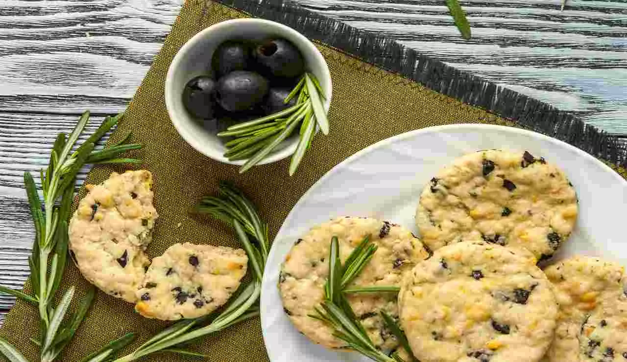 Galletas de aceitunas y romero para aperitivos