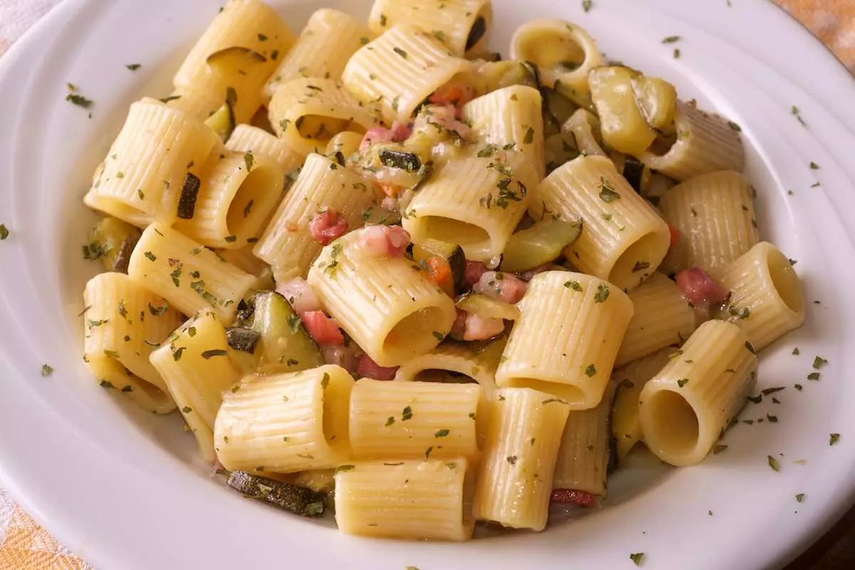 Cacio e pepe pasta ak kourjèt ak speck, ki sa ki yon gou enkwayab!