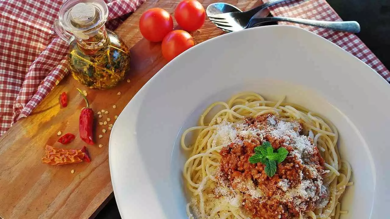 Spaghetti all'arrabbiata nga adunay sausage ragout