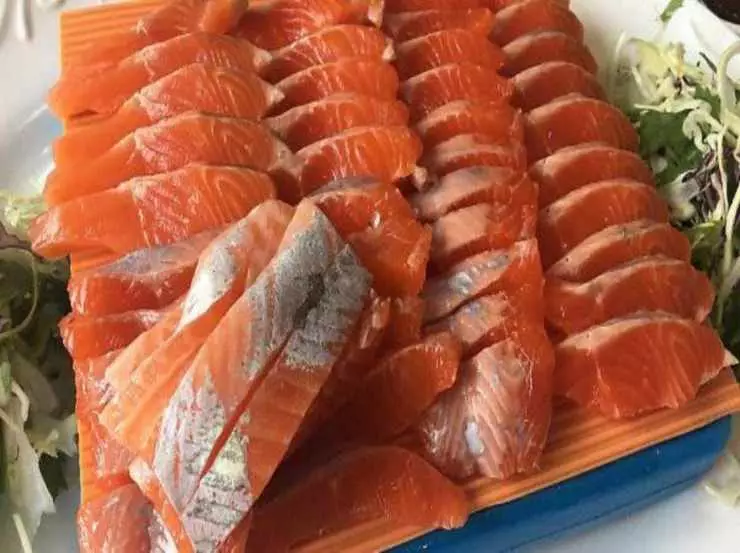 平底锅里的红金枪鱼鱼片配洋葱和橄榄 PHOTO ricettasprint