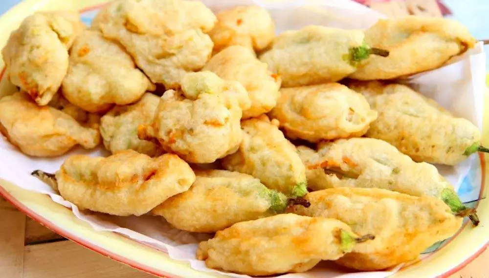 Sciurilli fritters: kembang courgette éca digoreng ing adonan alus 16654_1