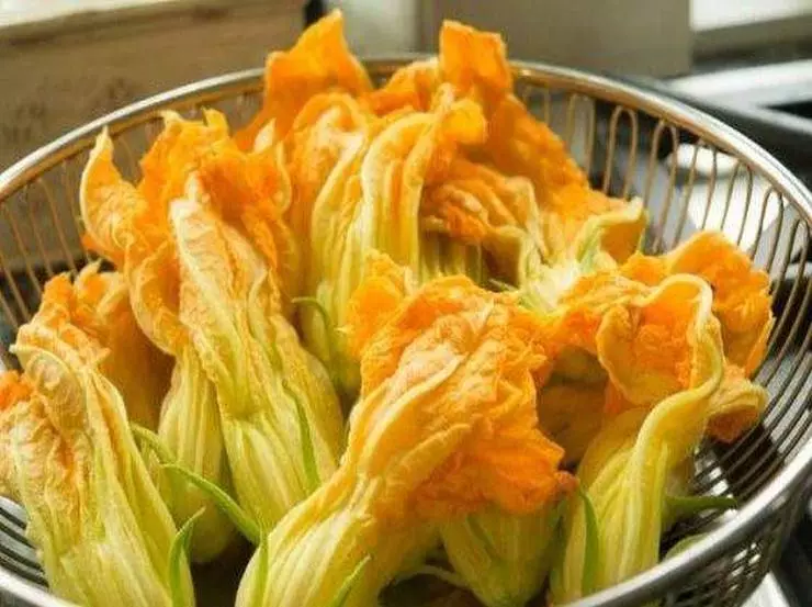 Pritong bulaklak ng courgette