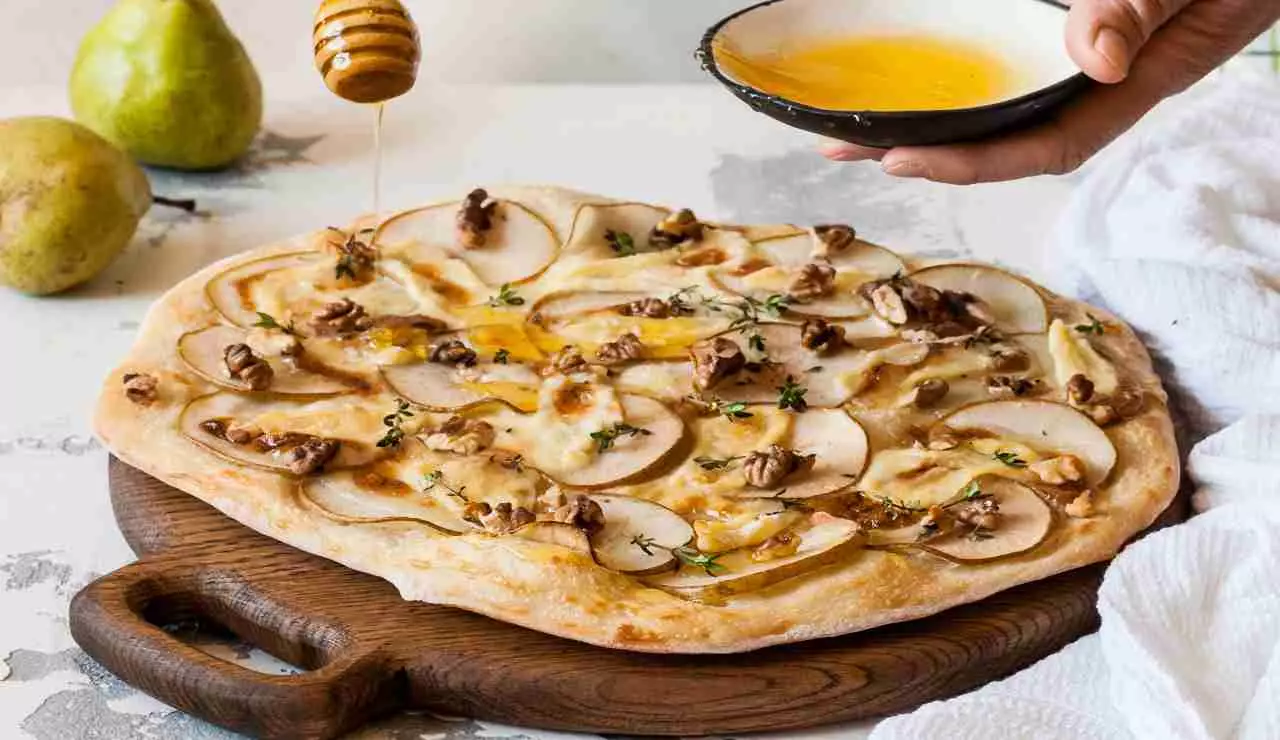 tamu focaccia pear walnuts na asali