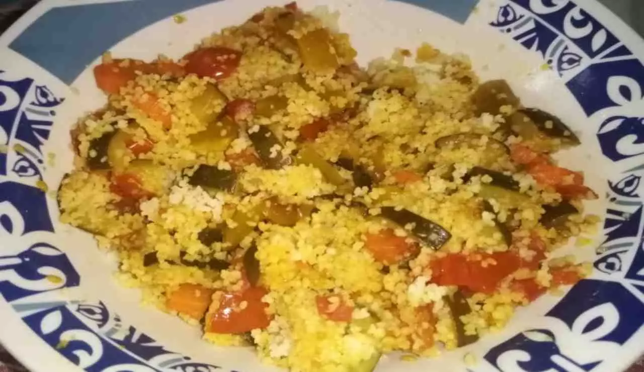 I-couscous yemifuno ene-turmeric