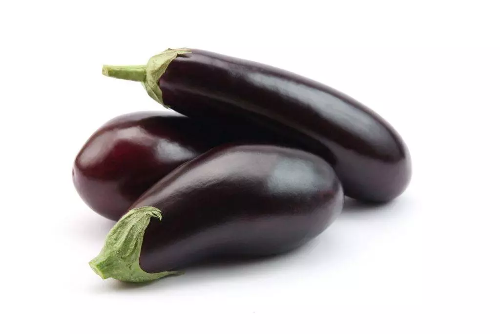 Aubergines ceeriin ee saliidda cuntada caadiga ah ee ayeeyooyinka 16771_2