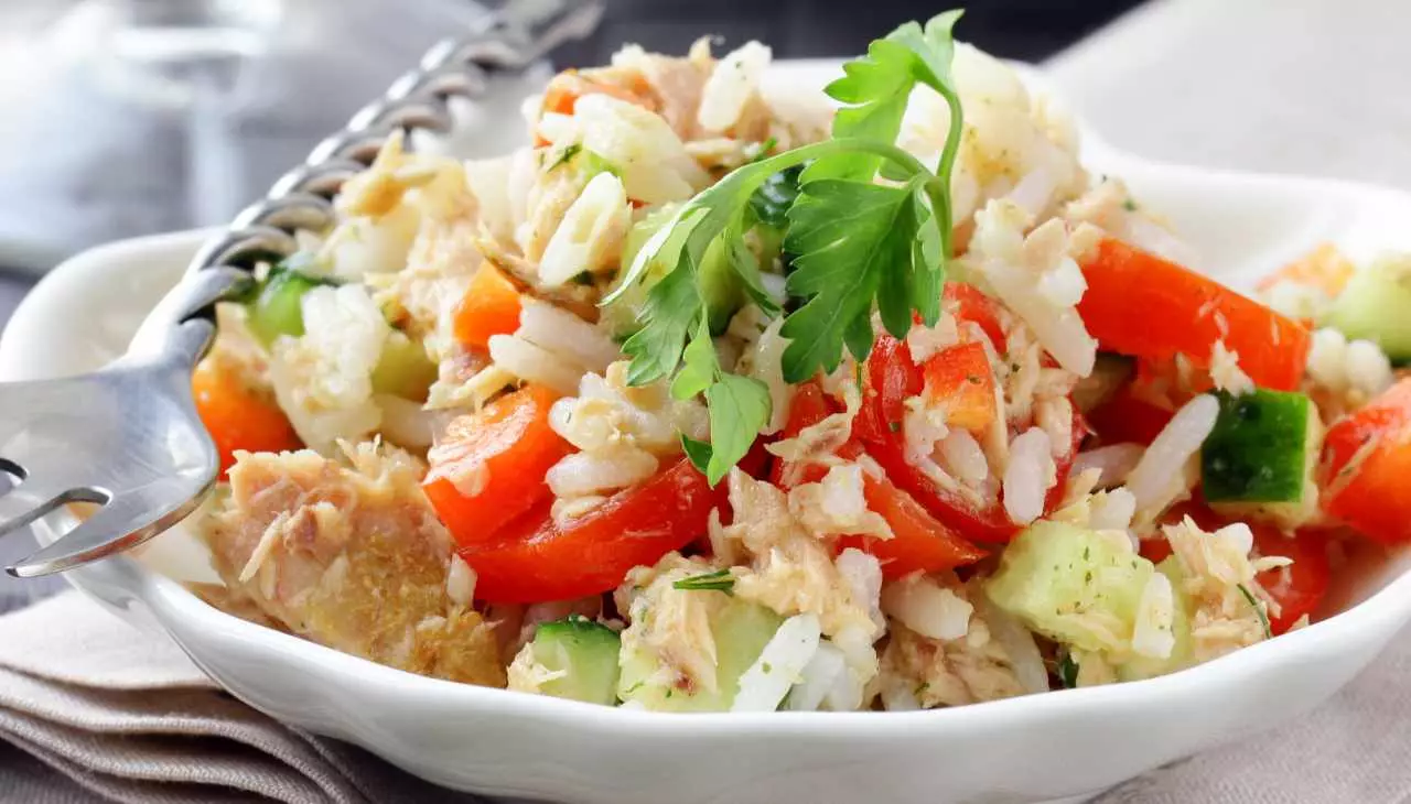 Pārstrādājiet receptes vasaras rīsu salātus