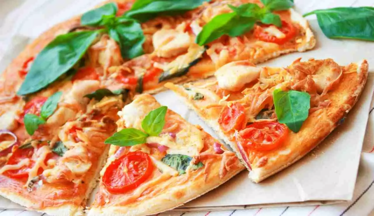 Smart pizza laisi iyẹfun pẹlu awọn tomati ṣẹẹri confit