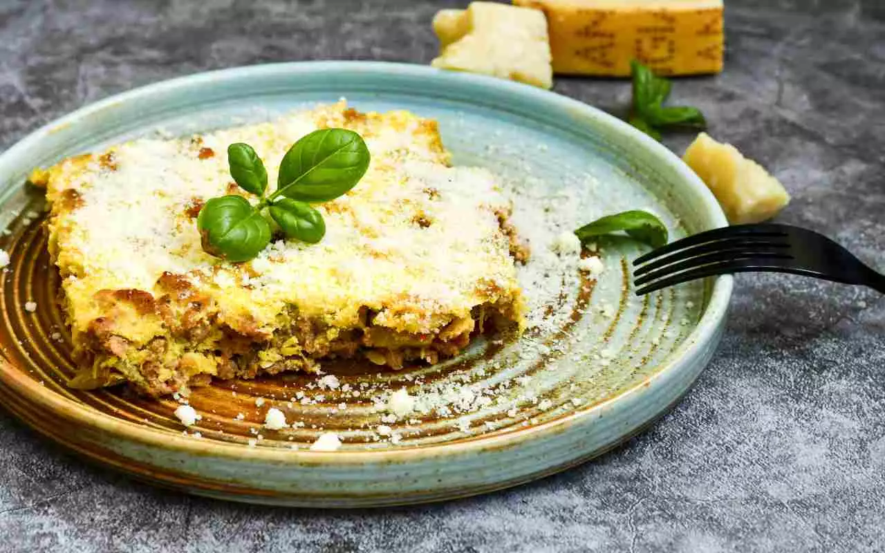 Recetë me kungull i njomë me proshutë me lazanja të bardha