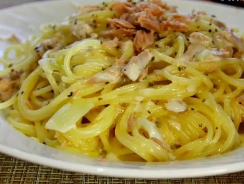 Spaghetti carbonara met tonijn, een variant van de Romeinse carbonara