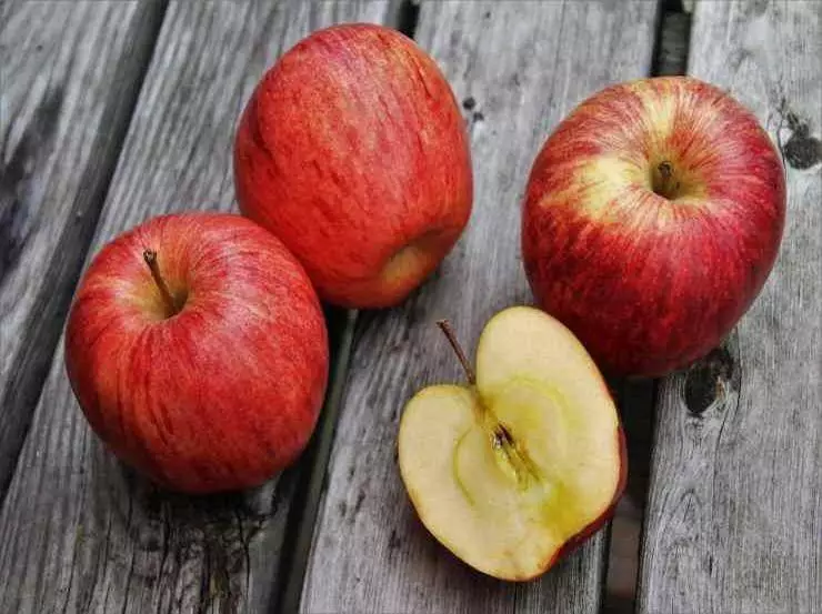 Pečene polovice jabuka sa orasima FOTO print recept