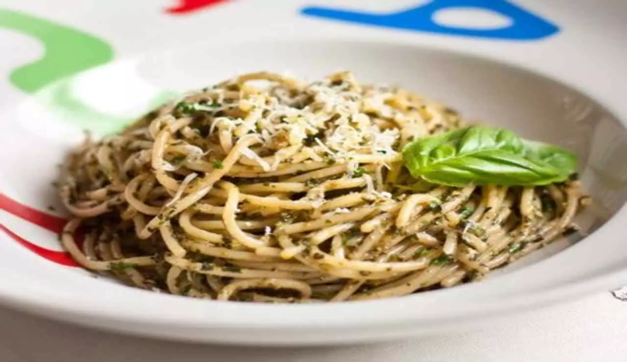 Špageti s pistacijo in prekajeno šunko