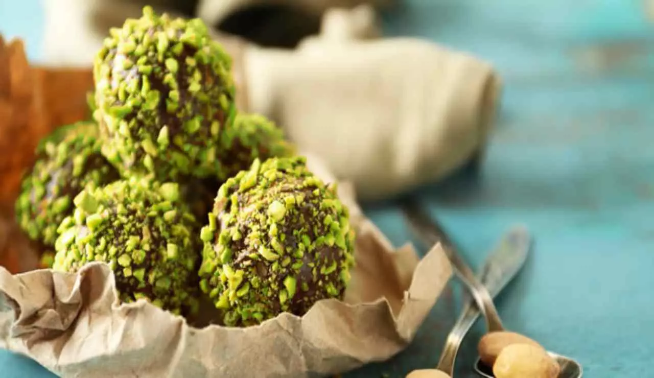 Rocher pẹlu pistachio, hazelnuts ati chocolate