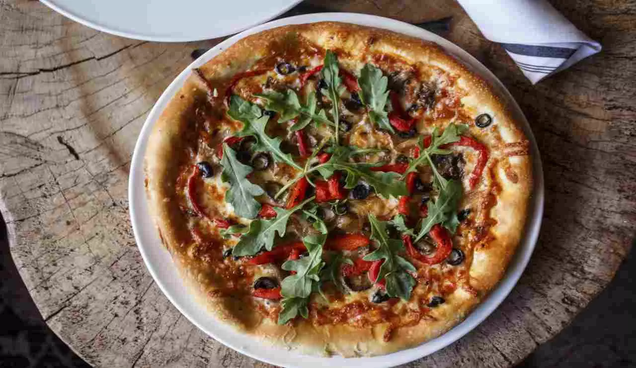 Sprint rote Pizza mit Rucola und schwarzen Oliven