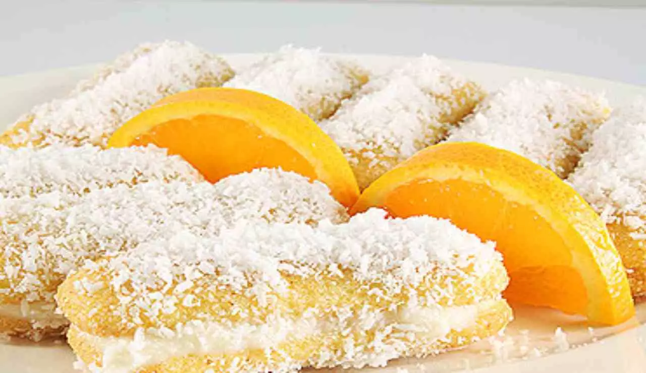 오렌지와 코코넛 마스카포네 크림을 곁들인 파베시니