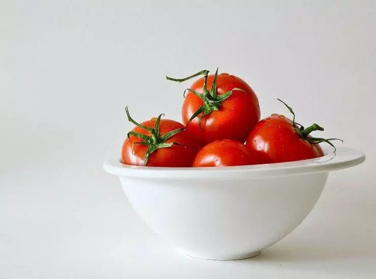 Kikhernepiadina ruco-stracchinon, peston ja tomaattisalaattien kera - Ricettasprint