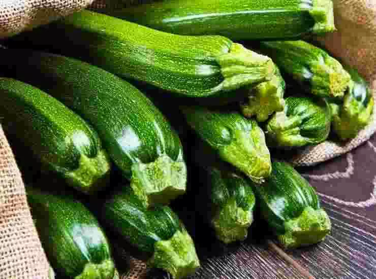 Шарсан zucchini шарсан биш, цөөн тооны илчлэгтэй хөнгөн жор 17199_2