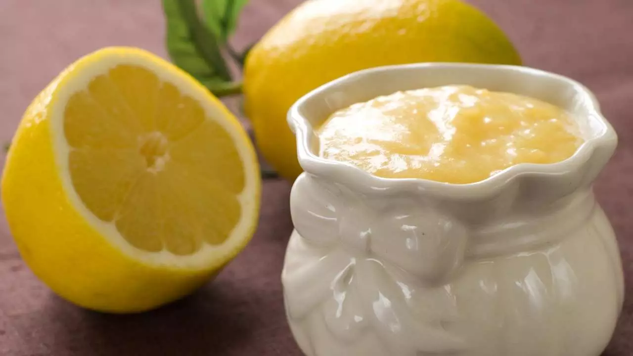 Pancake mini dengan cetakan resep krim lemon PHOTO