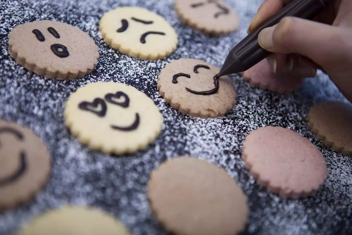 Galletas de chocolate con caras sonrientes, divertidas e chocolatinas