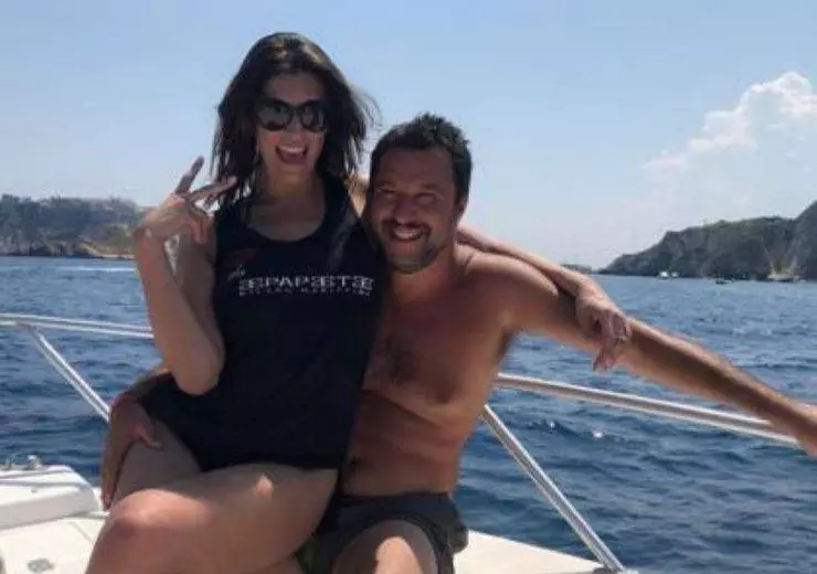 Elisa Isoardi, Salvini'yi dinliyor - RicettaSprint