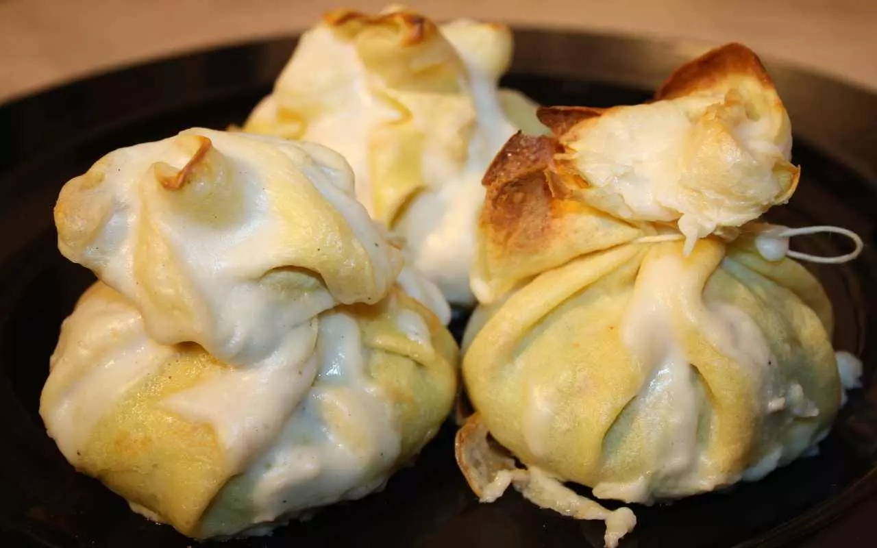 Daim ntawv qhia salmon crepes dumplings