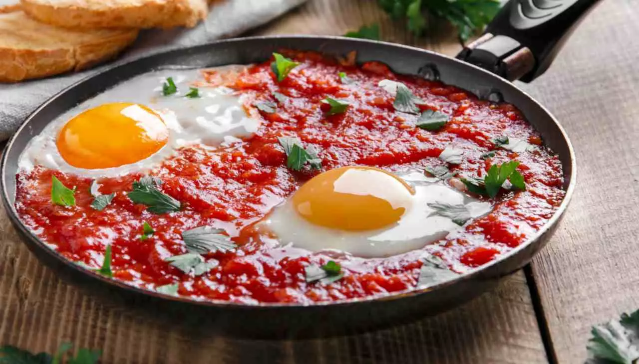 Recept på ägg med tomat