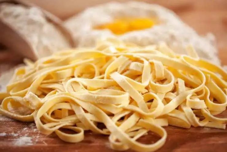 Tagliatelle กับอาร์ติโชกและถั่วพิสตาชิโอ