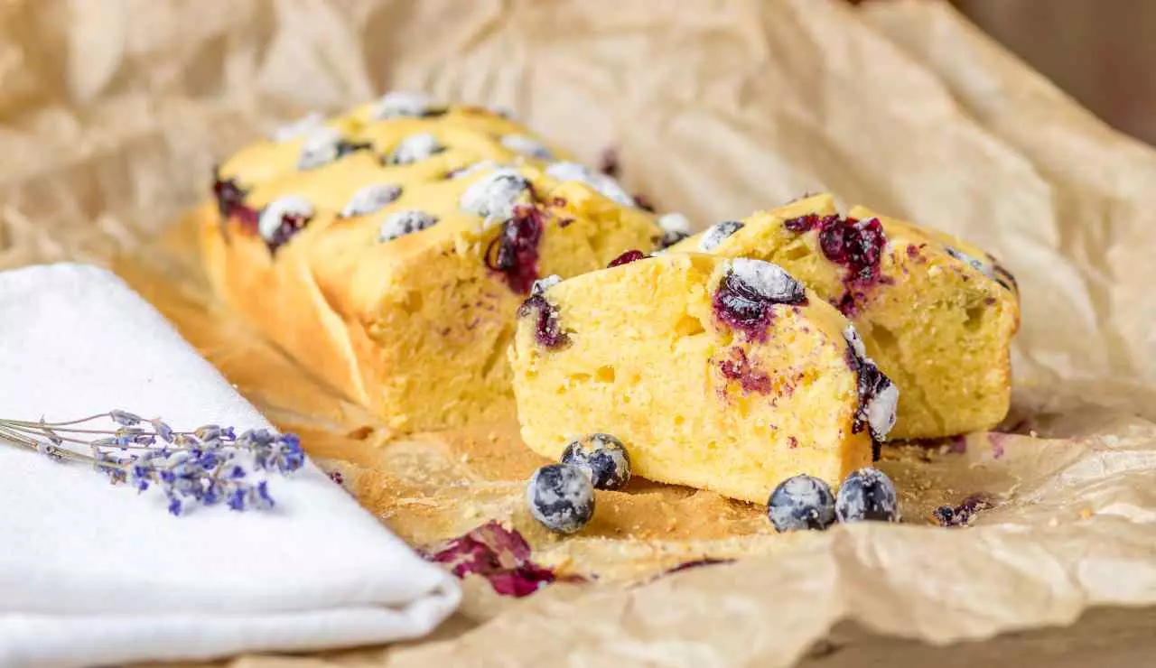 Grykske yoghurt en blueberry plumcake | om de dei mei smaak te begjinnen 17364_1