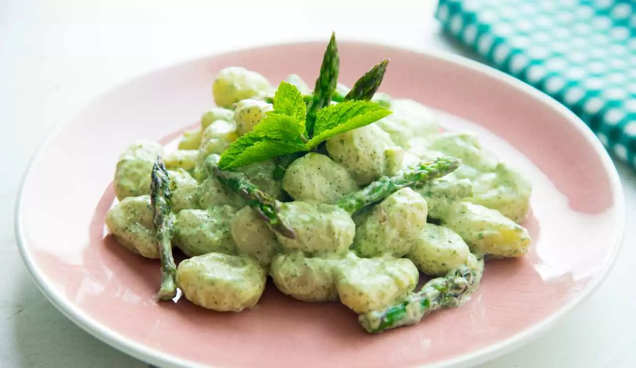 Gnocchetti con crema de espárragos e nata montada