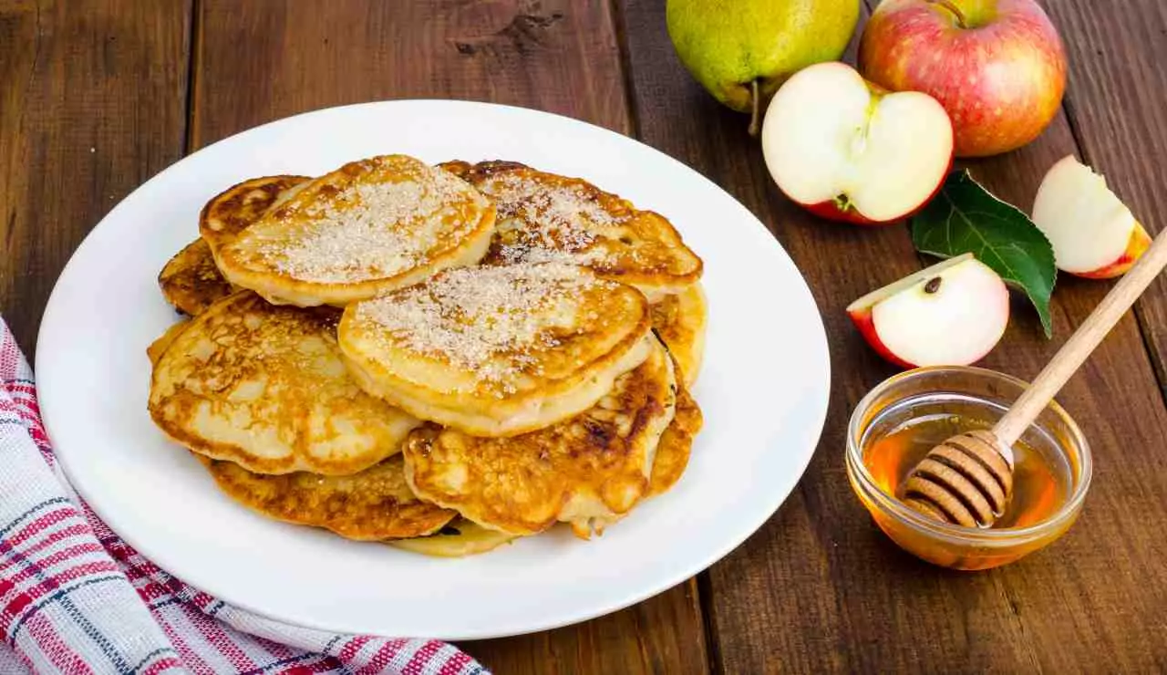 5-минутни палачинки с ябълки и рикота - рецепта печат