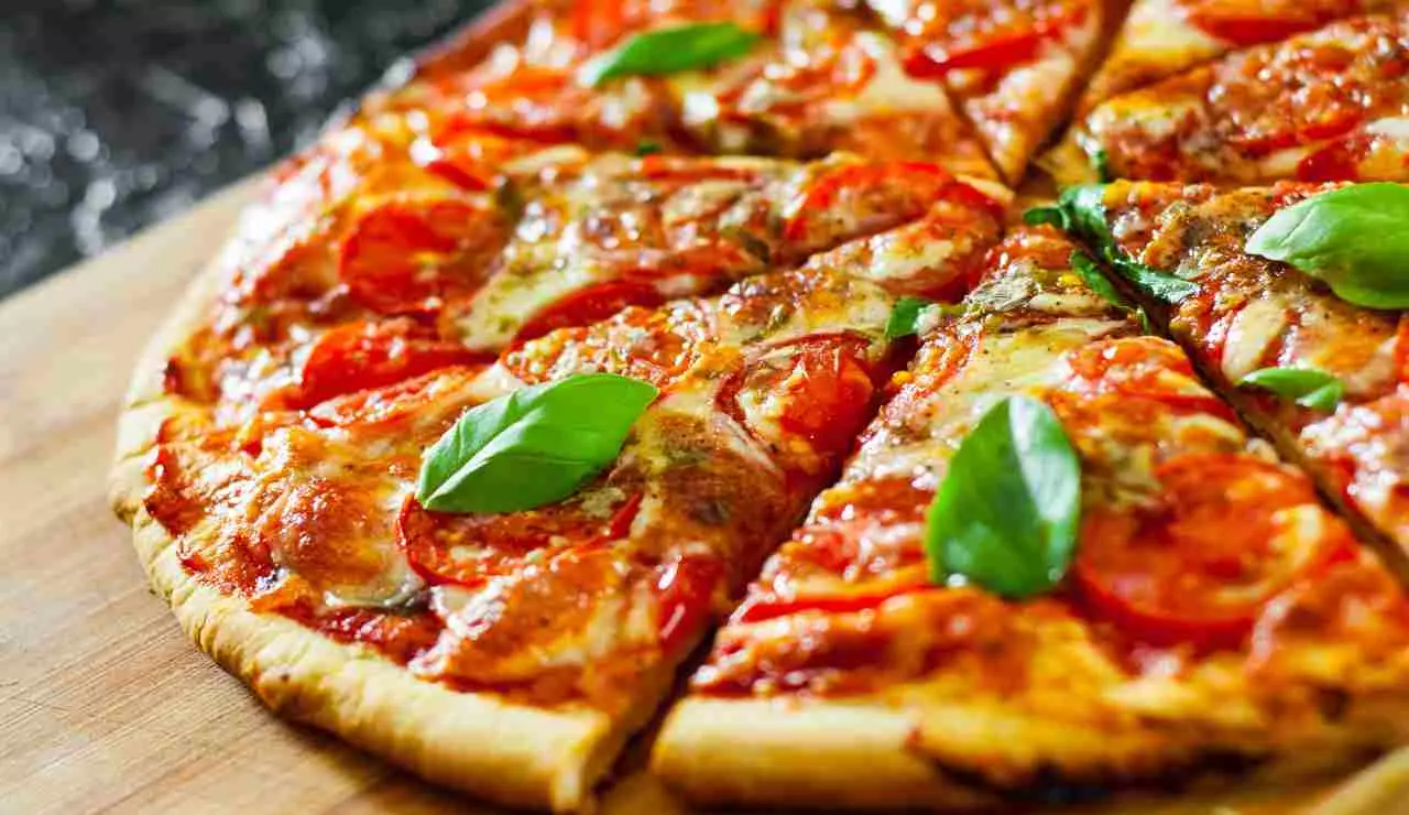 Semolina pizza | sakumaha alus sakumaha dina pizzeria sarta siap dina 5 menit 17592_1