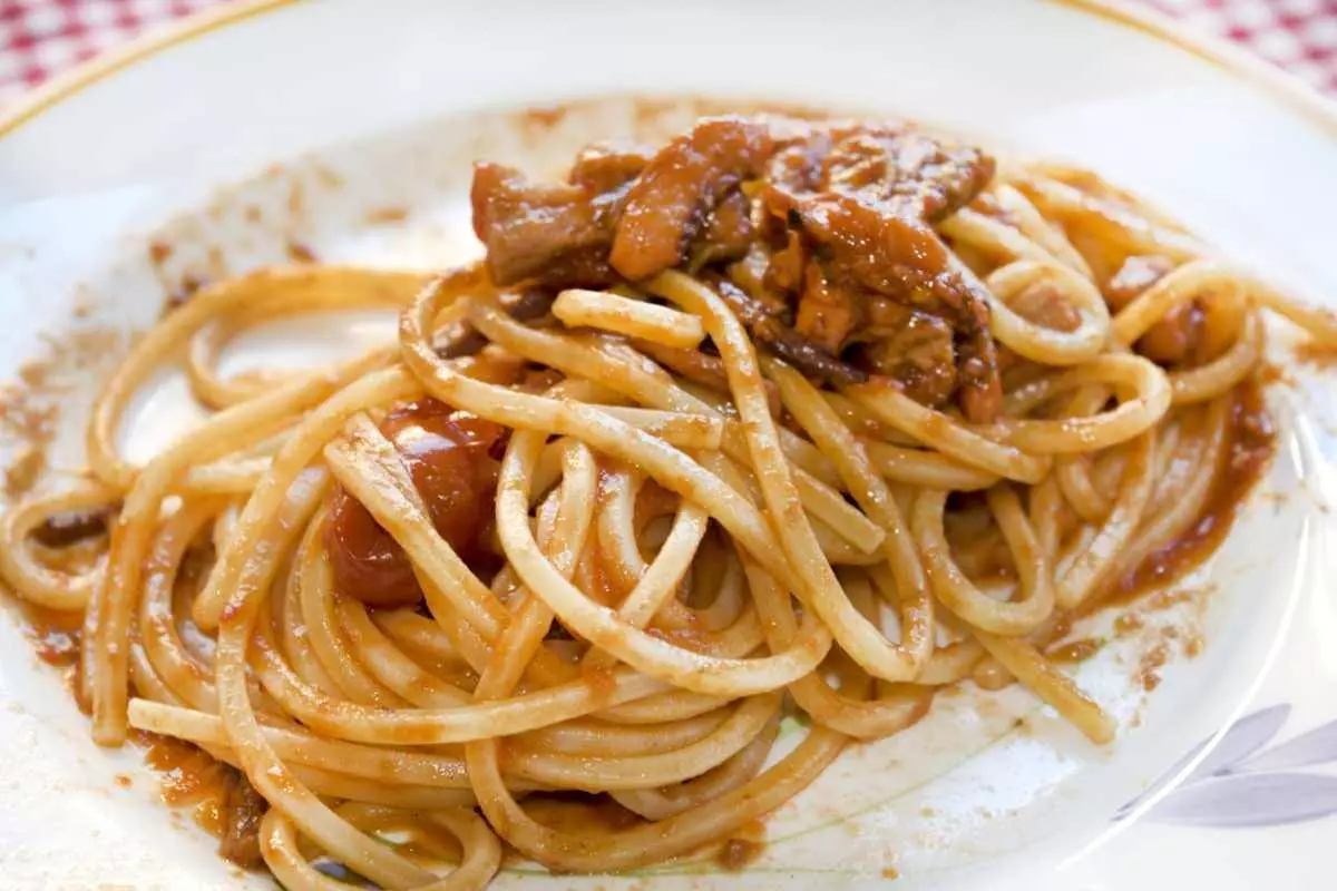 Spaghetti na pweza mtoto na nyanya cherry: kukaribisha kozi ya kwanza ya samaki