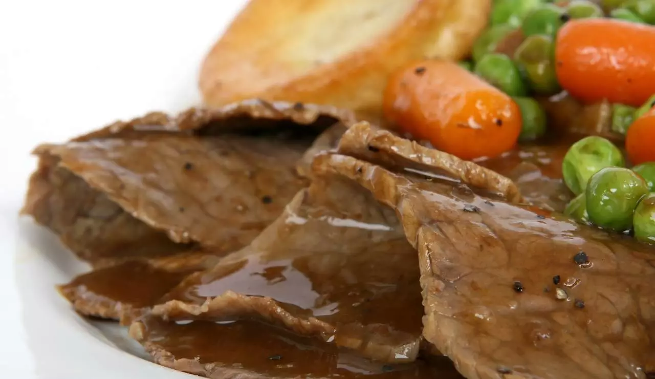 Slices of beef in white wine | ມີນ້ໍາແລະກຽມພ້ອມໃນ 10 ນາທີ 17622_1