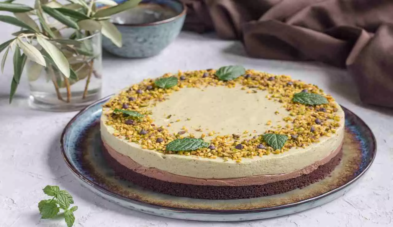Kue keju cepat dengan cokelat ganda dan pistachio