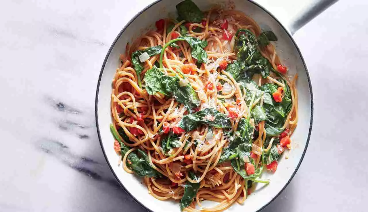 Манжуур, интоорын улаан лооль, хясаа бүхий бүхэл үрийн спагетти 17658_1