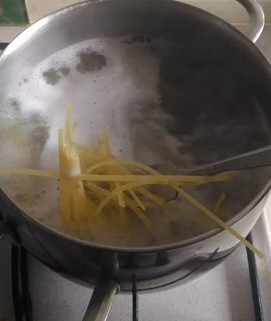 Pasta tonnikala- ja kirsikkatomaattien kanssa