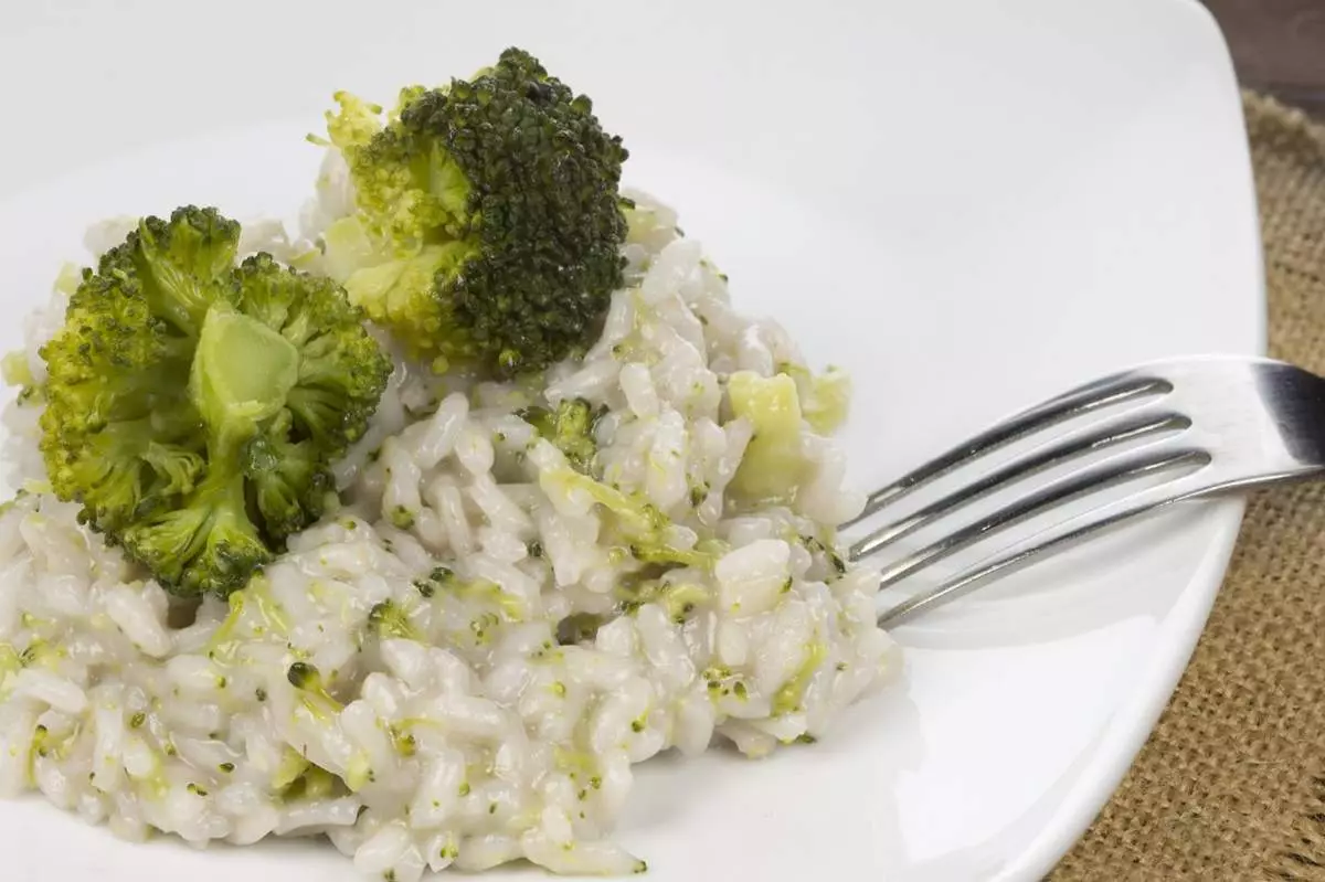 Risotto con brócoli: una receta sprint cremosa y saludable