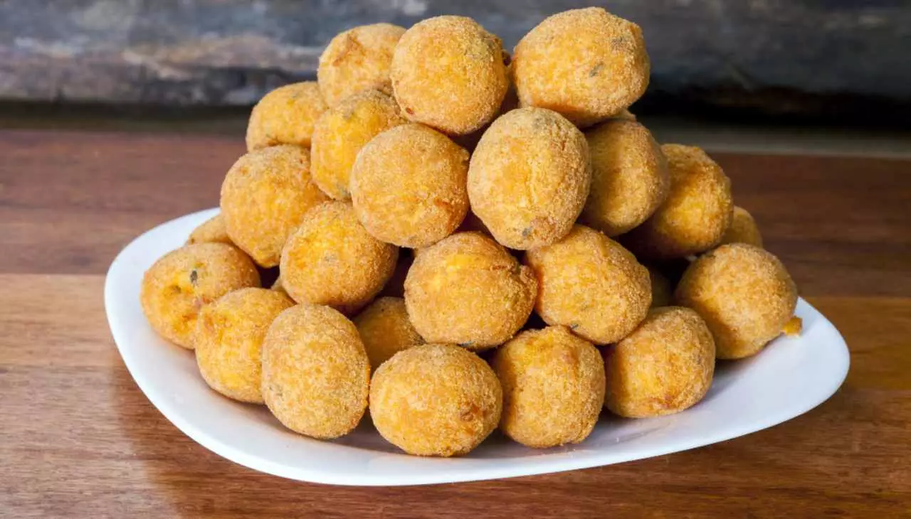 Aperitivos claras de ovo pão ralado queijo