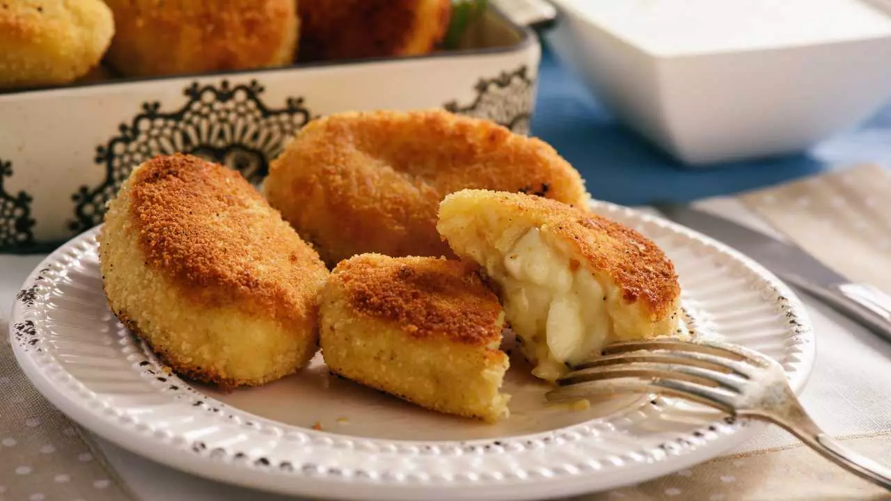 Potato medallions stuffed with provolone