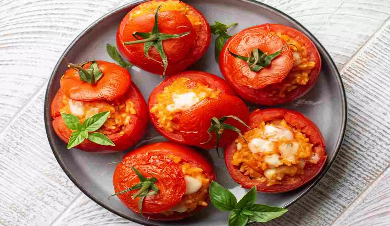 Baked tomaten gevuld mei saus rys