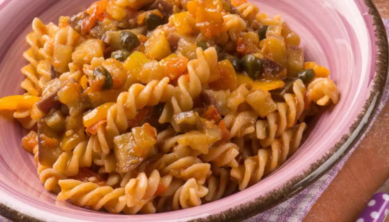 Fusilli miaraka amin'ny crème pepper aubergines capers - ricettasprint