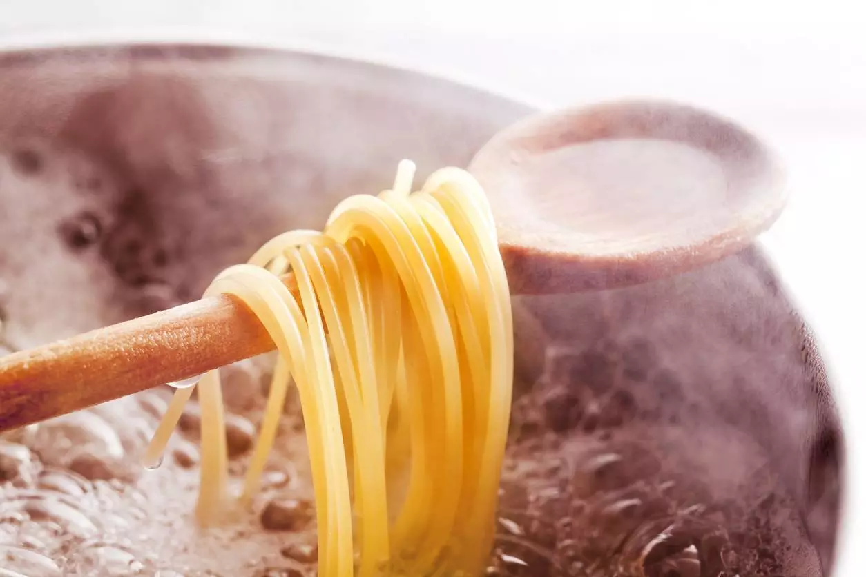 Spaghetti hamwe ninyanya na cheri inyanya: byihuse kandi byoroshye amasomo yambere 17911_2