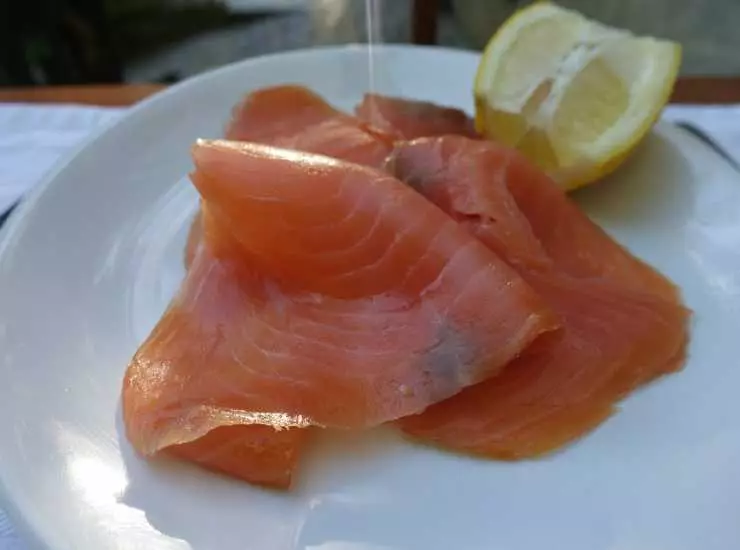 Ntụziaka salmon canapes