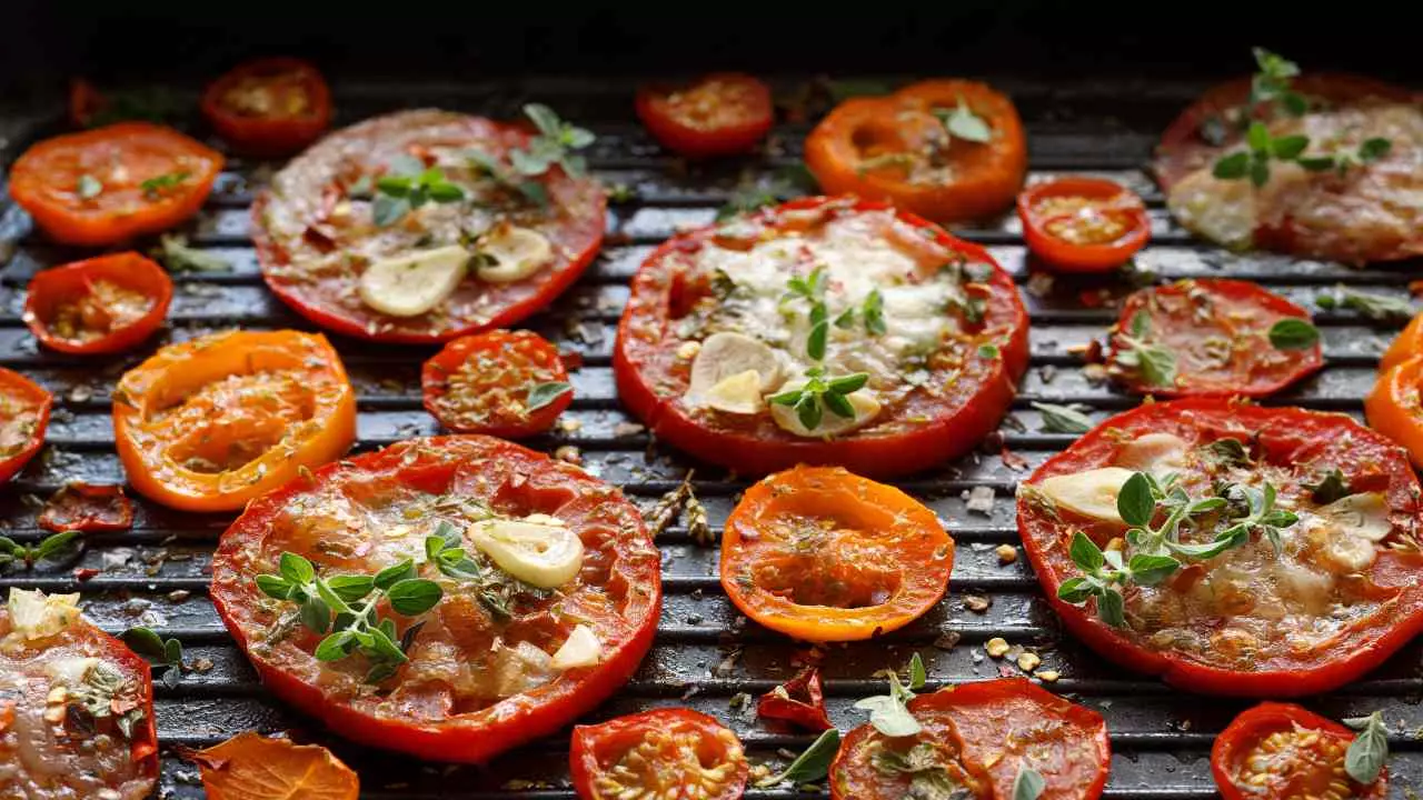 Tomat panggang dengan keju | lauk lari cepat untuk disajikan dengan daging