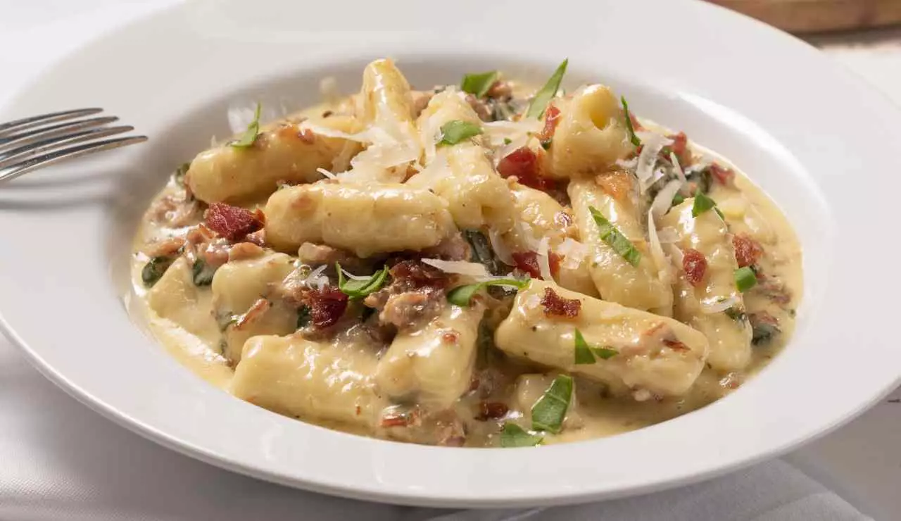 Sardinian creamy pasta | Mix of enveloping typical flavors in 10 minutes 18058_1