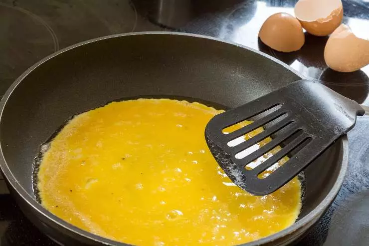 Perpektong omelette sa 5 hakbang | Lahat ng napakadaling trick ng mga chef 18059_2