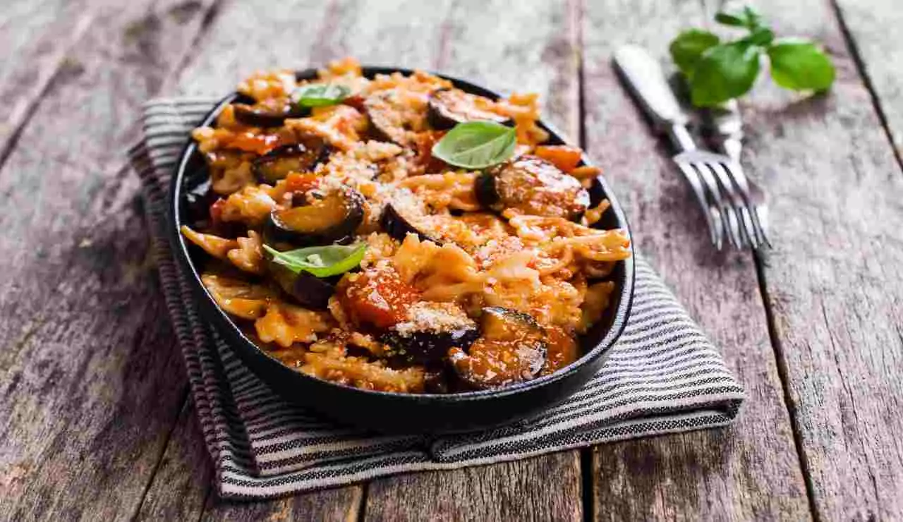 Farfalle alla norma with red pesto