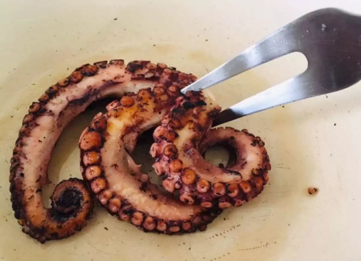 Hitra lahka solata iz hobotnice, okusen in svež recept 18199_3